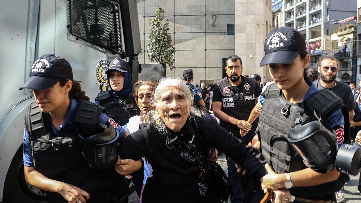 Turquía: Sombrío aniversario de las Madres del Sábado tras treinta años ...