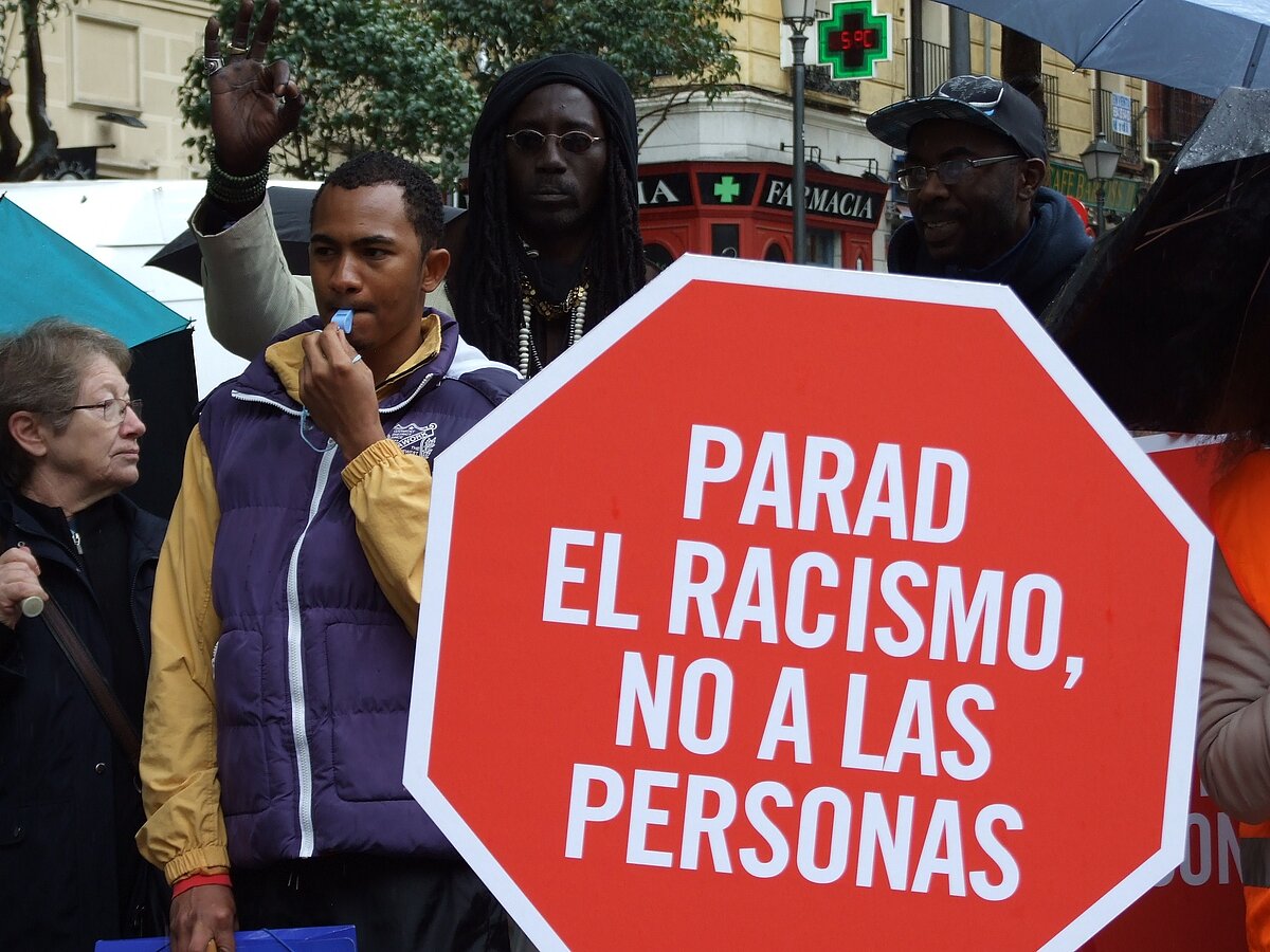¡Parad el racismo y no a las personas!